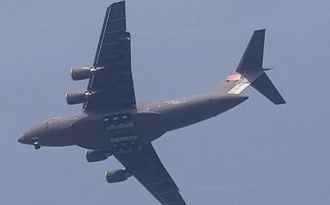 央视报道：运20B正式列装，演练重装空投，巨大伞花空中绽放_腾讯新闻