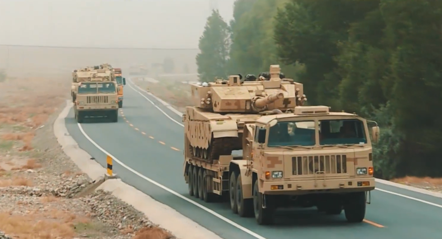 解放军最强坦克运输车罕见亮相，可以驮着60吨的99A翻山越岭_腾讯新闻