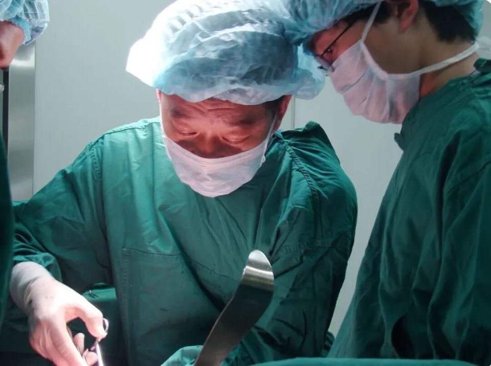 夹米粒练手功，切猪皮练刀功，他把手指磨破只为配得上“合格医生”四个字_腾讯新闻