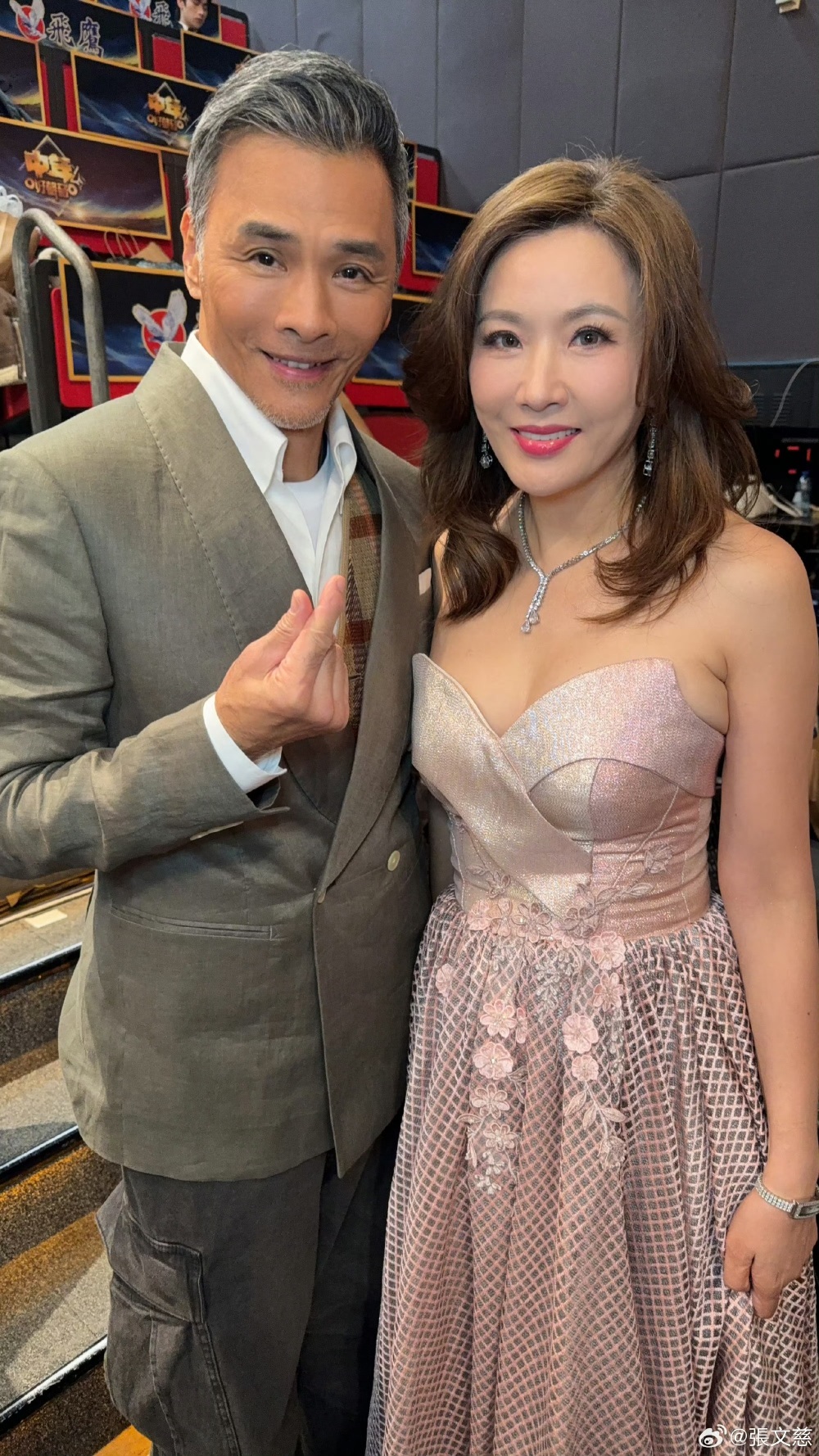 知名港星时隔多年现身TVB台庆！现场开心集邮，17岁被下药失身_腾讯新闻