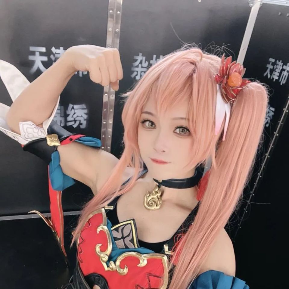 穿黑丝倒立，胸口碎大石，这个Coser直播效果拉满，让人看了挪不开眼！_腾讯新闻