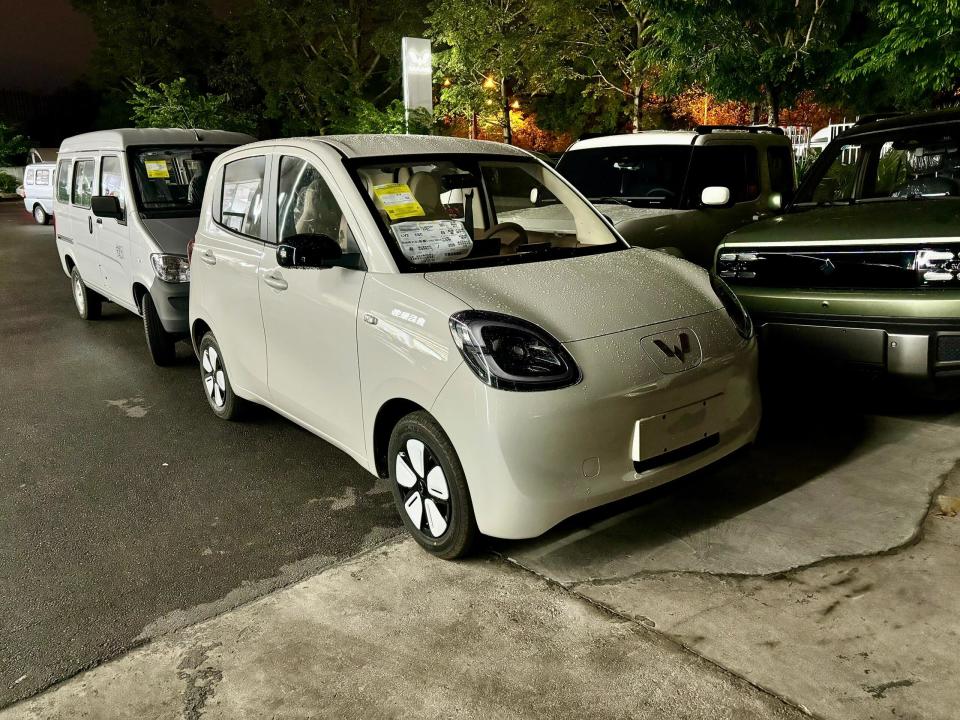 第四代宏光MINIEV实车到店，增四门版+自动驻车，续航205km_腾讯新闻