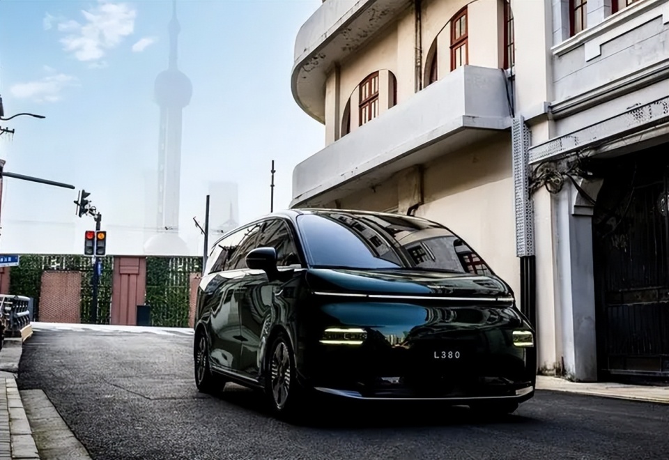 续航超800km，或下月上市！吉利全新纯电8座MPV曝光，价格你能接受么_腾讯新闻