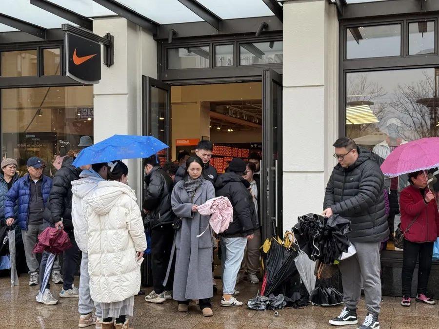 迪士尼买新春福袋太火爆！有人自驾10小时赶来，有人特地挑雨天抢购！_腾讯新闻