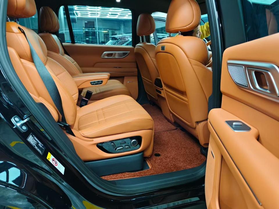 深蓝S09实车到店，长超5米2+华为智驾，配492马力+空悬魔毯CDC_腾讯新闻