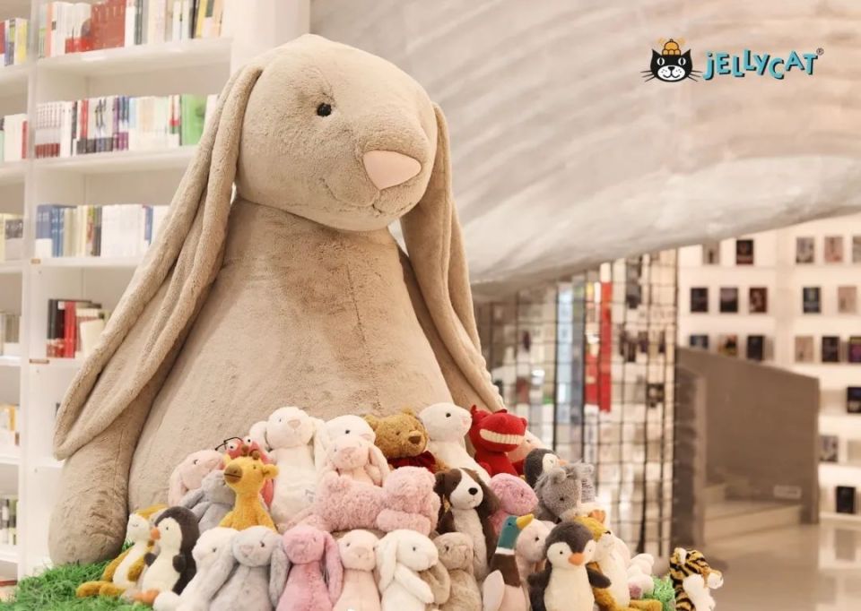 把毛绒玩偶卖给成年人，jELLYCAT成了“过期儿童”的精神食粮_腾讯新闻