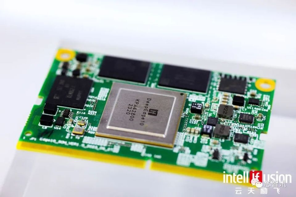 云天励飞发布大模型推理芯片：14nm Chiplet架构，国内首创！_腾讯新闻