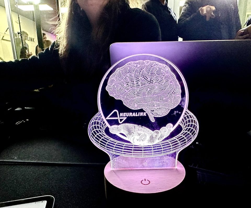 脑机公司 Neuralink 新突破，朝盲人重见光明目标迈出关键一步_腾讯新闻