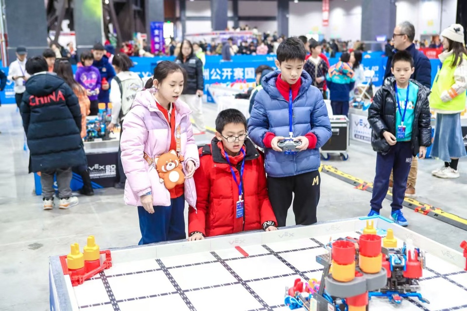 3500余名中外选手石景山比拼机器人设计_腾讯新闻