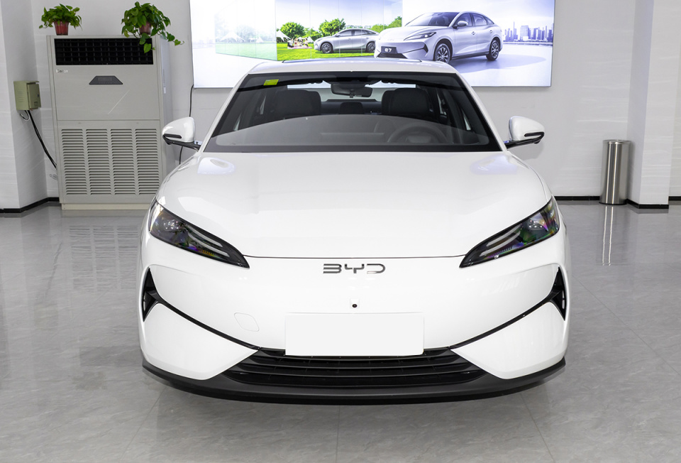 比亚迪e7正式上市，外观很年轻运动，车长4780mm，续航520km_腾讯新闻