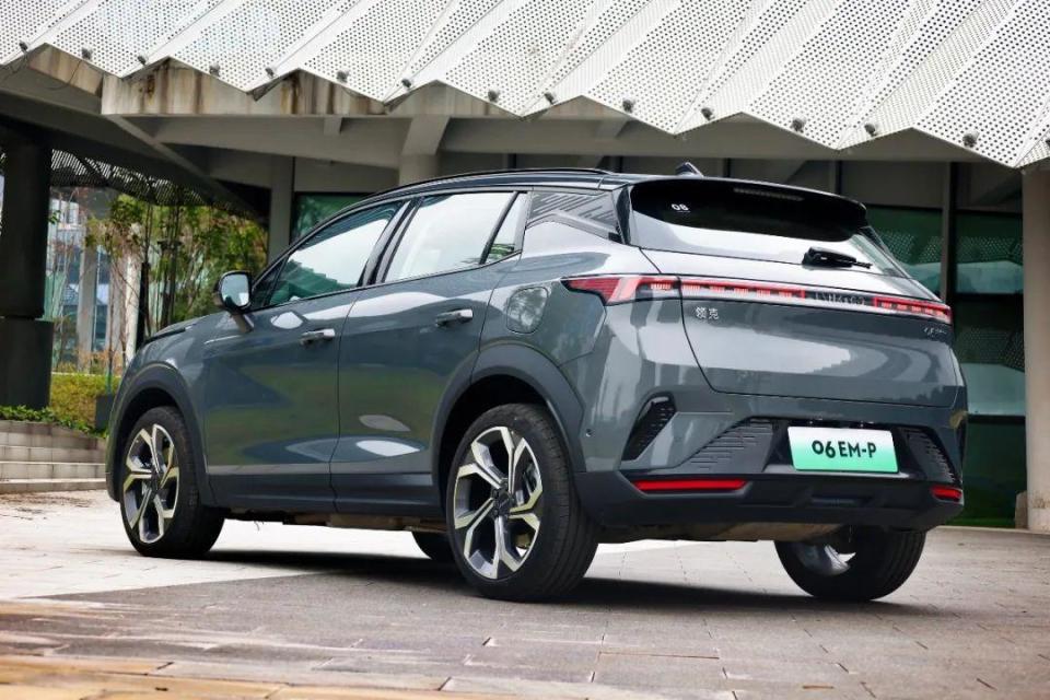 试2025款领克06EM-P：15万级罕有的机甲小钢炮！_腾讯新闻