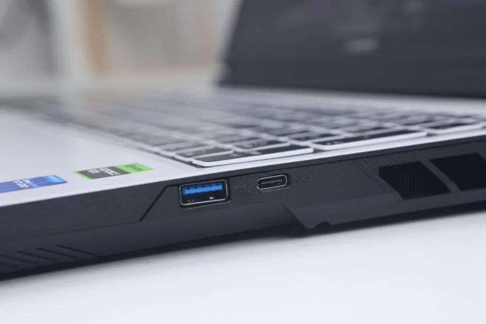 七彩虹隐星P16 Pro评测：价格低至7999元！首发RTX 5070 Ti的高性价比游戏本_腾讯新闻