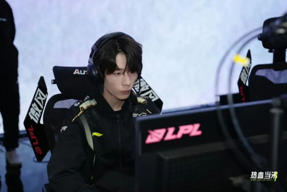 虎娘日报：官方公布UZI名人堂皮肤原画 Leave回应厄斐琉斯出装_腾讯新闻