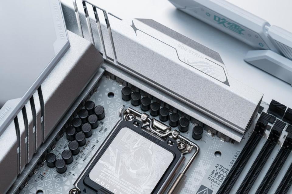 破次元外观再临，Z890颜值代表！ROG STRIX Z890-A GAMING WIFI S吹雪主板测评_腾讯新闻