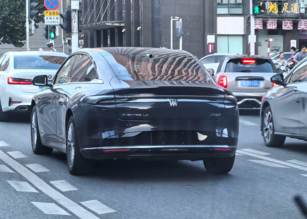 别克至境L7实车现身，长超5米+激光雷达，配343马力+续航1400km_腾讯新闻