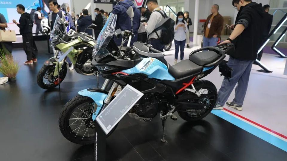 2025北京摩展丨电子油门铁壳羊，13980元起MBP铁子上市_腾讯新闻