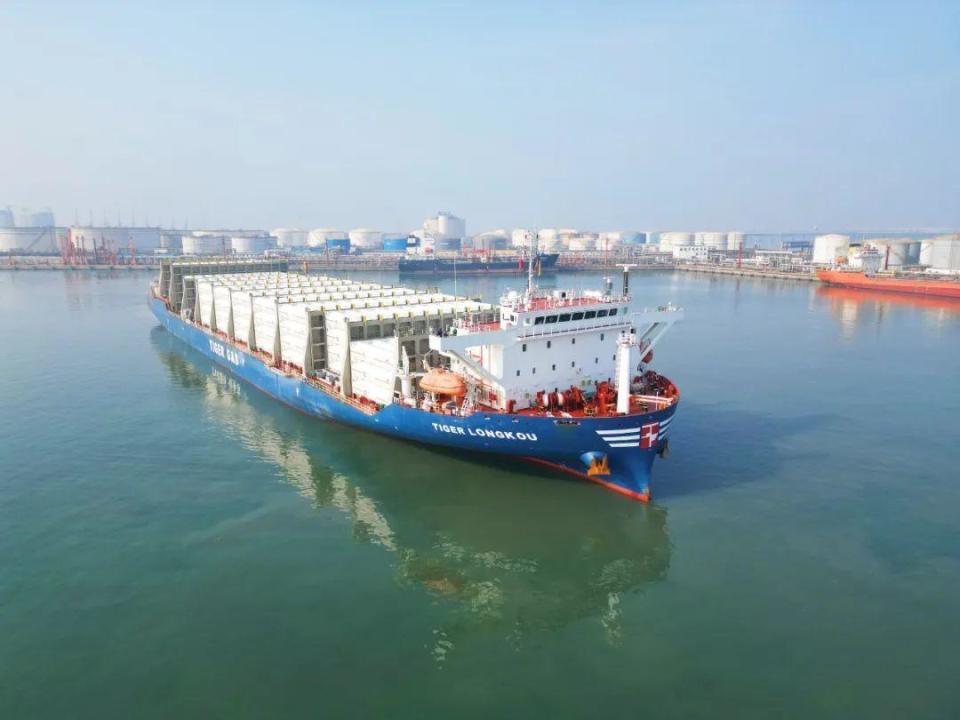 700箱级LNG罐箱甲板船“重磅”来港！_腾讯新闻