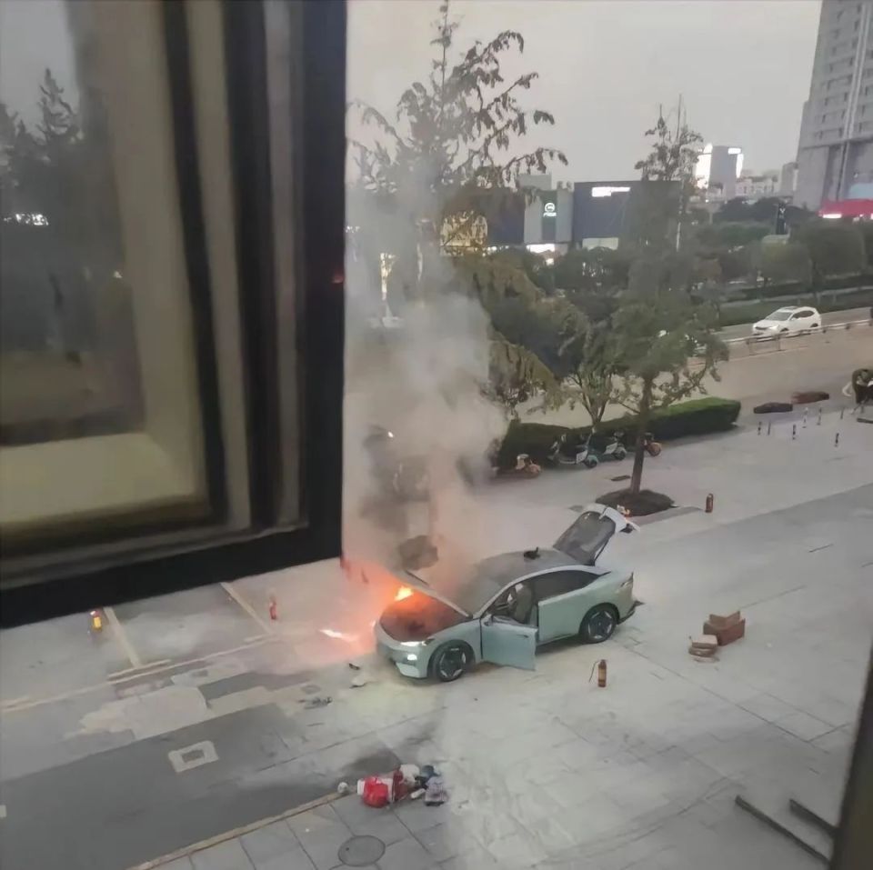 深蓝SL03磕底盘瞬间起火后续，CEO凌晨亲自回应_腾讯新闻