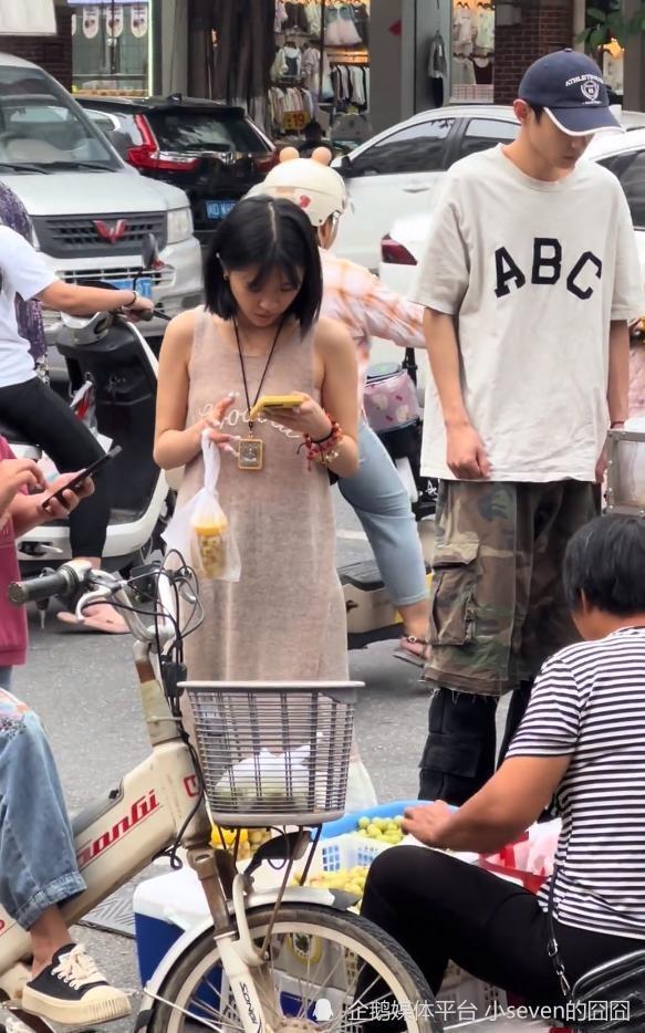 风波过后小杨哥首次出现，开车和鸣笛与粉丝打招呼，状态还不错 -6parkbbs.com