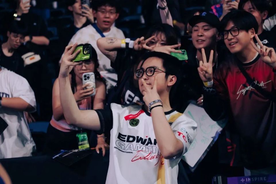 EDG问鼎无畏契约全球冠军，CN FPS翻过“大山”_腾讯新闻