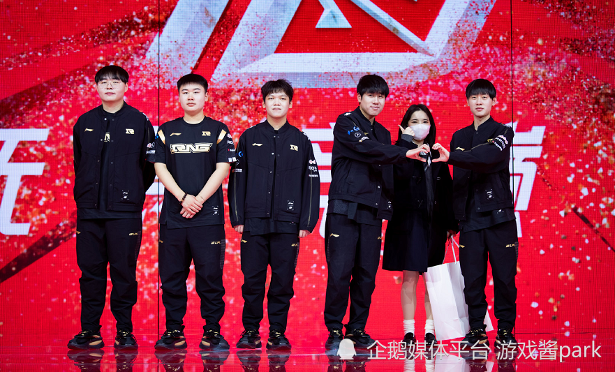 CEO立剃头flag！RNG2：0横扫TT，比赛暂停上热搜