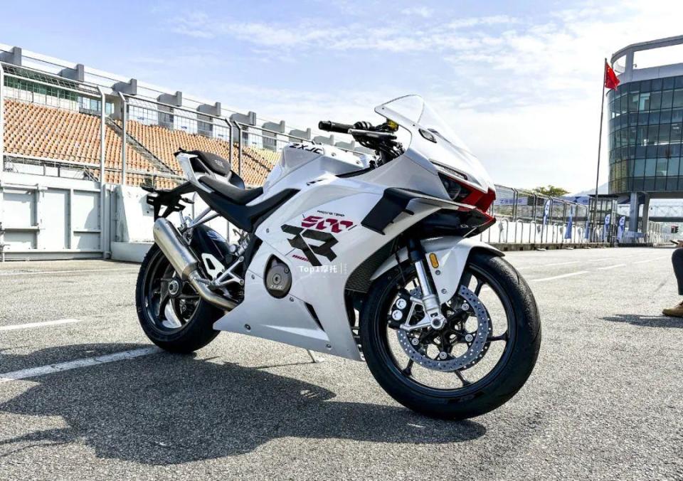 极致热爱真能造好车，张雪500RR珠海赛道实拍+详解，四缸仿赛操控堪比双缸_腾讯新闻