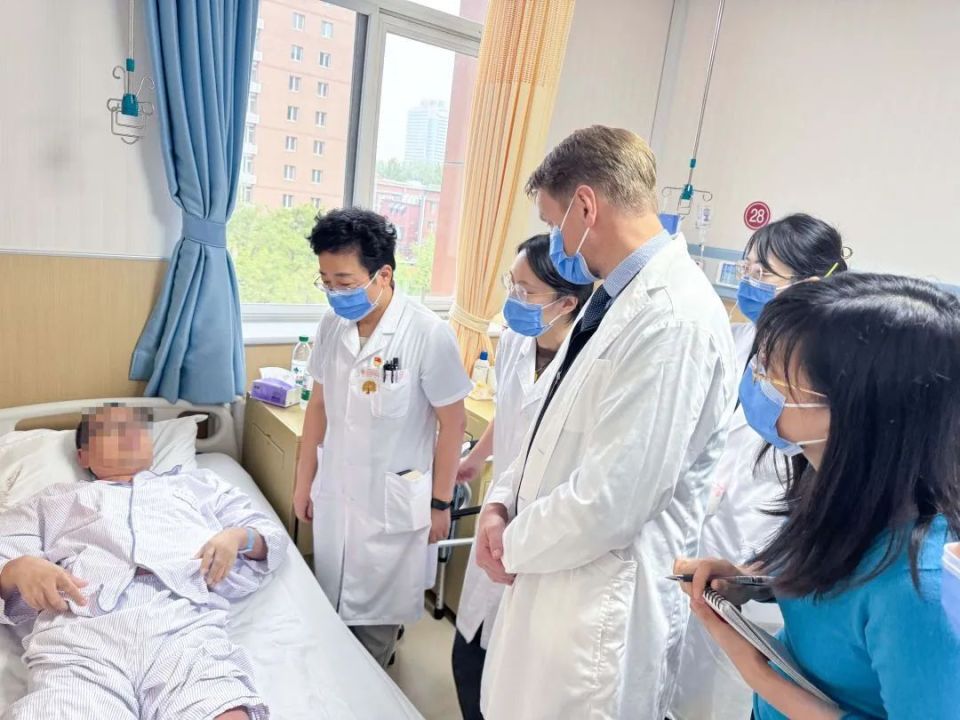 【朝医新闻】国际知名专家到皮肤性病与医学美容科进行教学查房与学术交流_腾讯新闻