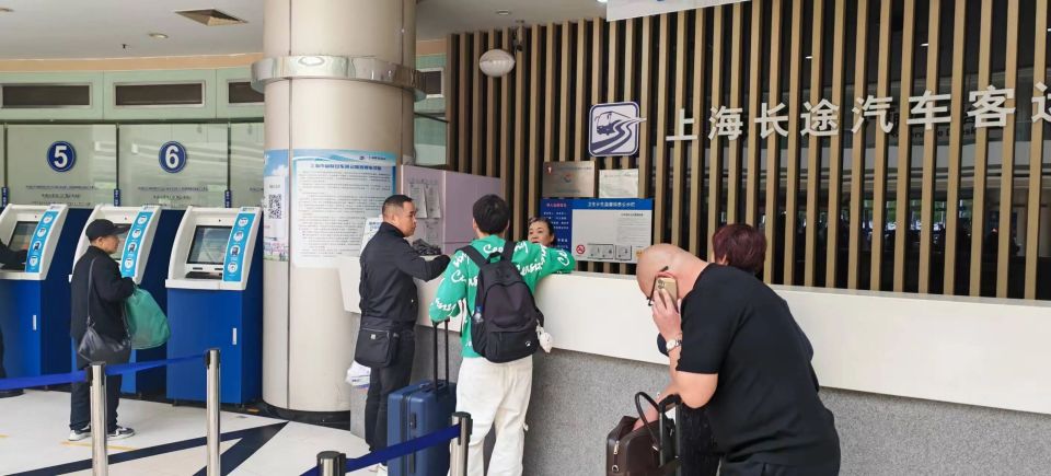 铁路上海站、上海长途客运总站目前人流情况如何？记者带你直击现场_腾讯新闻