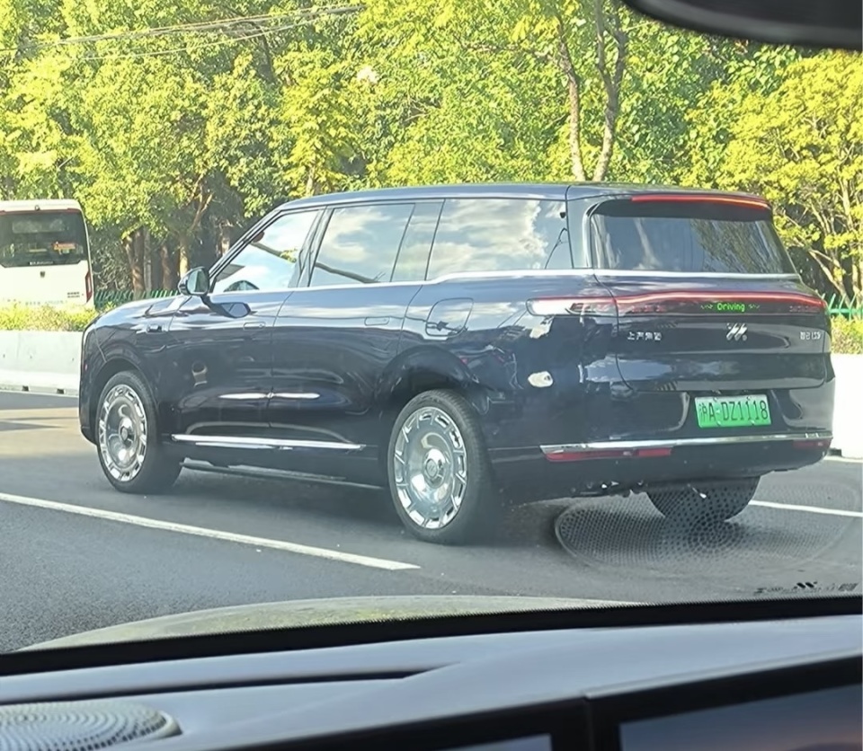 智己LS9现身街头，凯雷德既视感+530马力，配双腔空悬+四轮转向_腾讯新闻