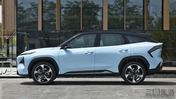 吉利银河L7实车现已到店 预计今年二季度内上市_腾讯新闻