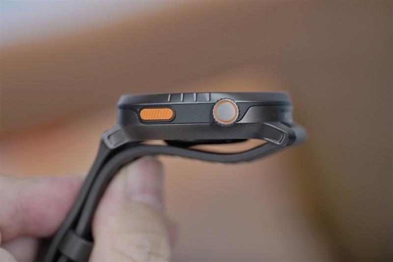 腕上戴个跑步专家！Keep Watch Pilot1评测：一灯掌握心率 一表带你科学运动_腾讯新闻