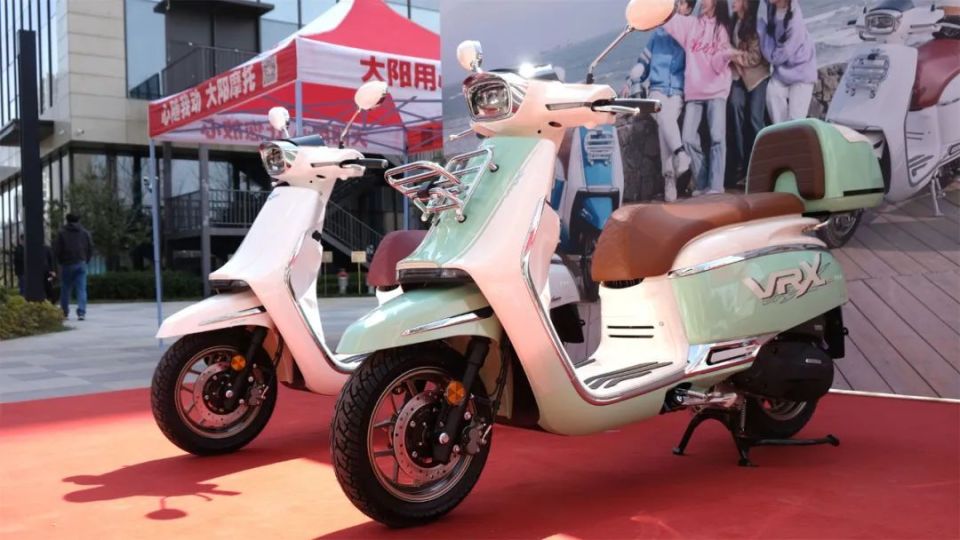 大阳两款新车上市：VRX150售价11980元起，ADV350+售价25980元_腾讯新闻