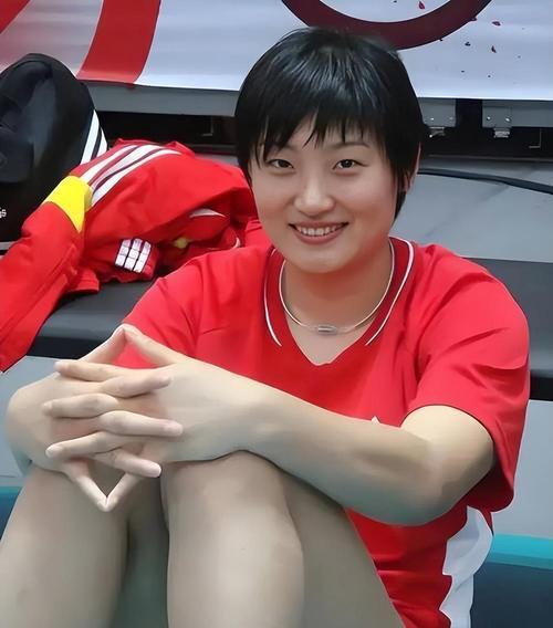 郎平接班人来了，中国女排助教杨昊被国际排联表扬，曾率队夺冠！_腾讯新闻