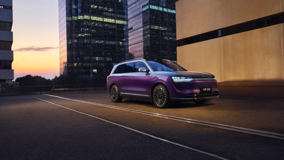 岂止一面？问界M9银境紫上市，高调出街 加颜不加价_腾讯新闻