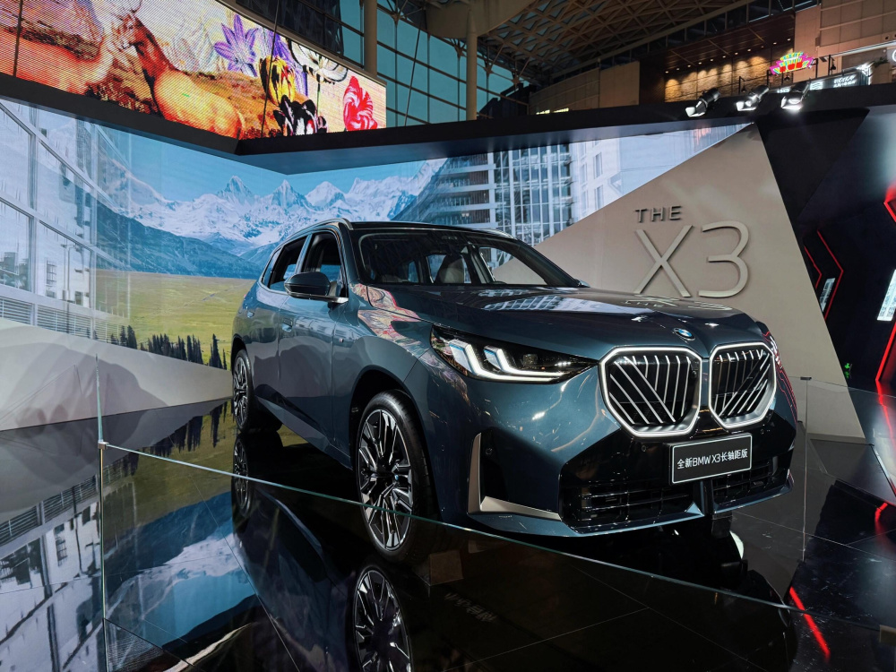 全新宝马X3L实车到店，长近4米9+全景星轨天幕，配双联屏+258马力_腾讯新闻