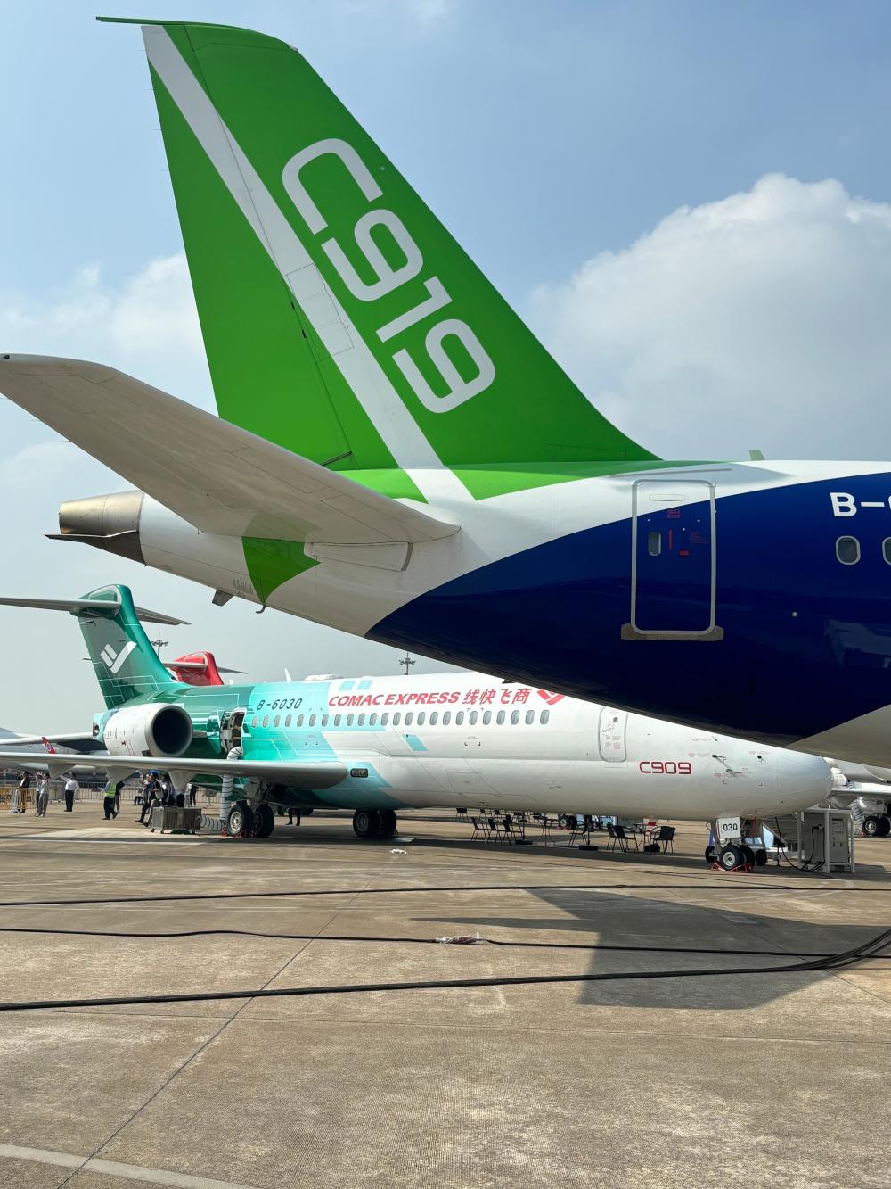 C909正式亮相航展！商飞国产客机命名系列化，ARJ21“更名”_腾讯新闻