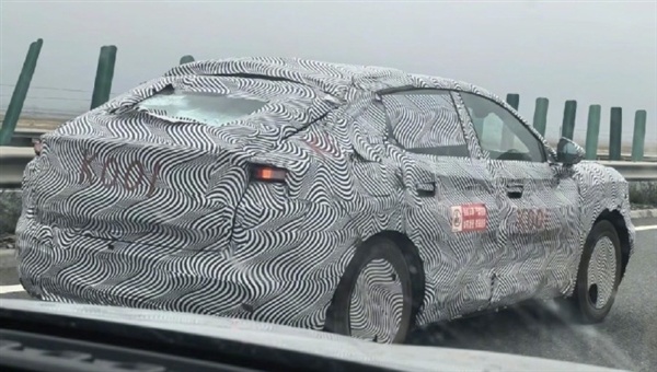 小鹏MONA系列首款SUV谍照曝光：设计延续M03前脸 半隐藏门把手_腾讯新闻