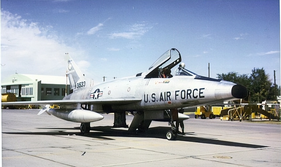 北美的“大鲶鱼”F-100“超级佩刀”A型战斗机_腾讯新闻