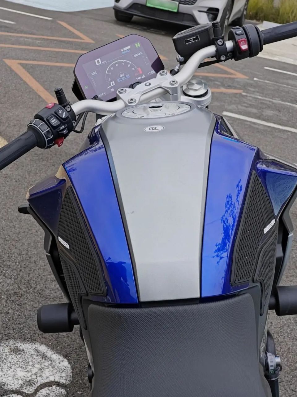 试驾宝马F900R：买电控送车的快乐，属于6万块的二手蓝天白云_腾讯新闻