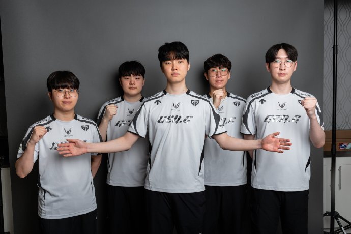 最强的一年，LCK斩获S15所有国际赛冠军，网友：可怕的对手_腾讯新闻