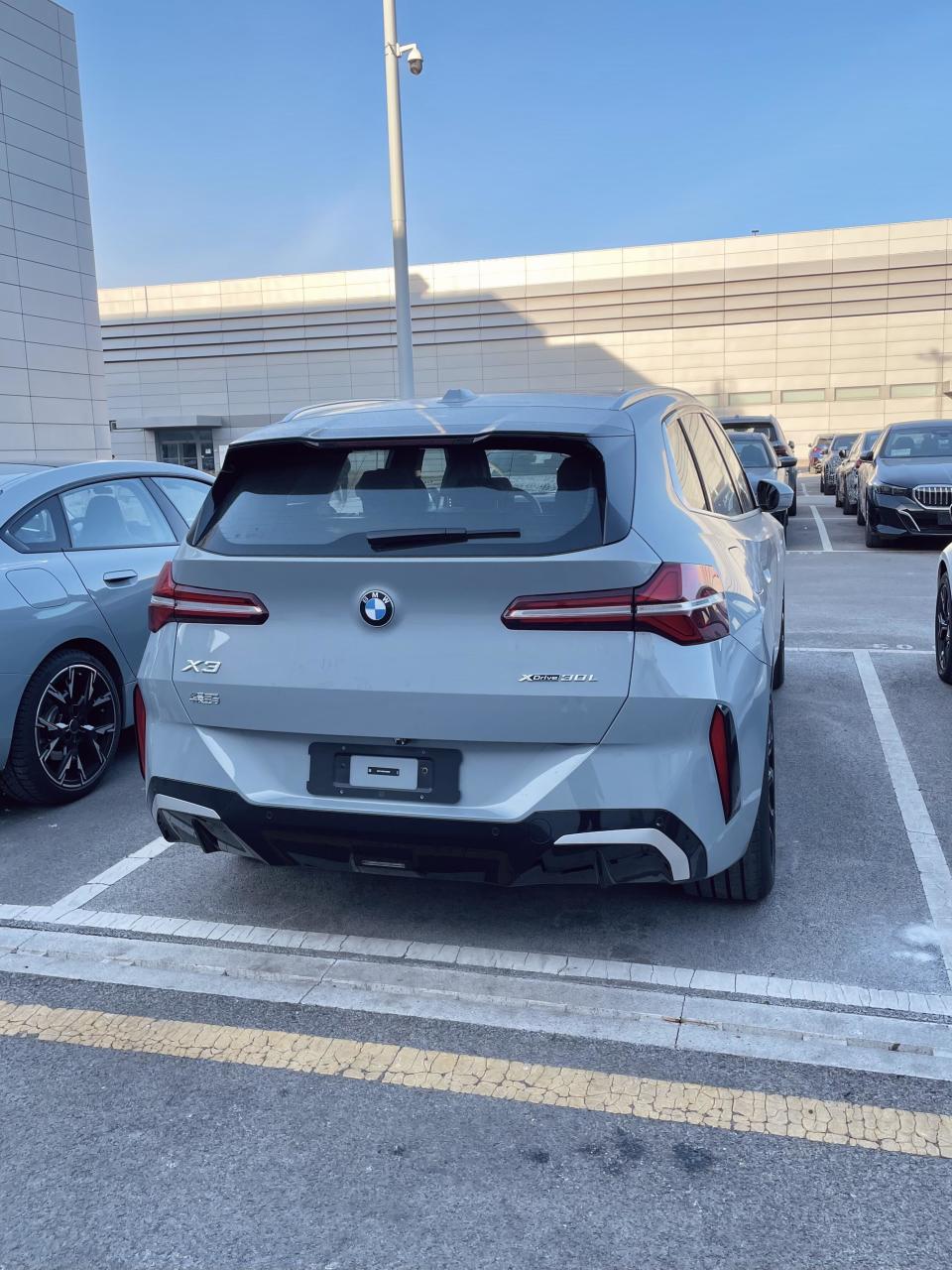 全新宝马X3L现身街头，大过奔驰GLC+全景星轨天幕，动力/底盘升级_腾讯新闻