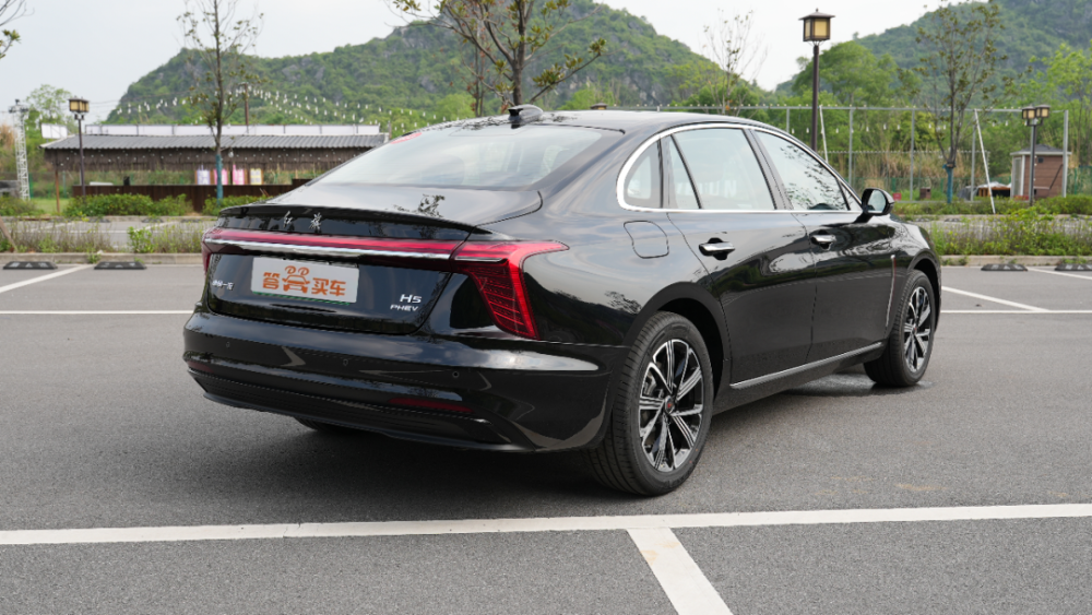 红旗H5 PHEV上市：超长续航1600km，中式豪华能否打动务实家庭_腾讯新闻