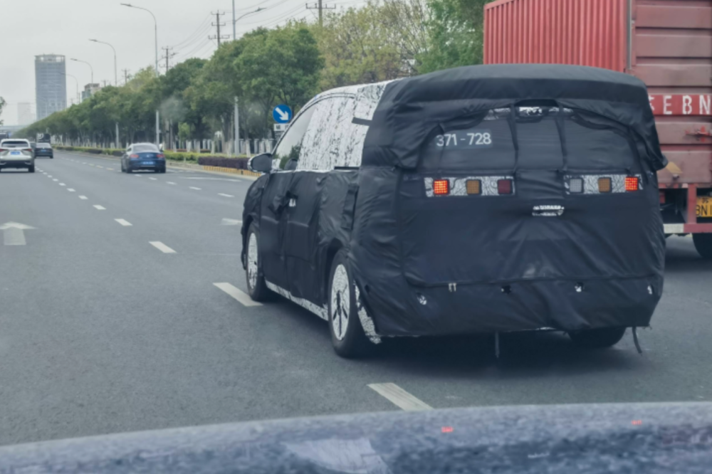 新势力进军MPV市场？小鹏H93与理想W01谍照曝光，谁更值得期待？_腾讯新闻