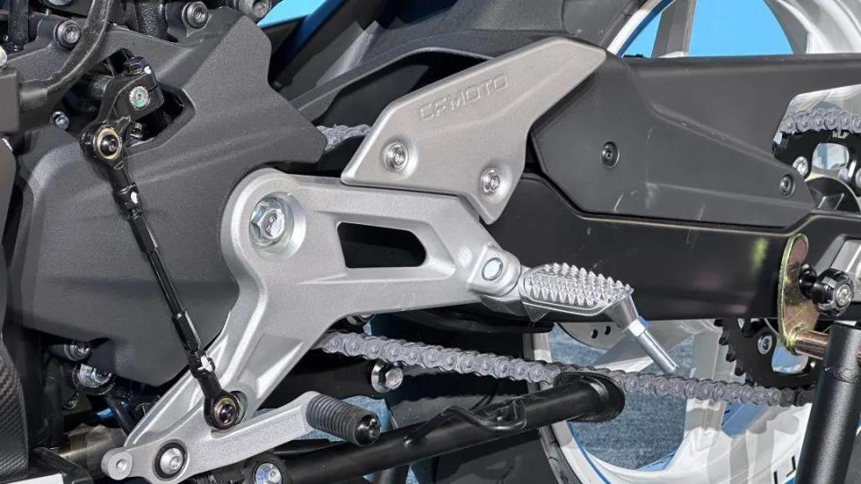 春风675NK价格公布35980，450SR换新上市售价25980_腾讯新闻