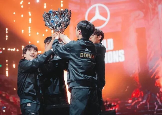 S15 落幕：小吕布盛赞 Uzi，台下落寞身影藏着多少遗憾？_腾讯新闻