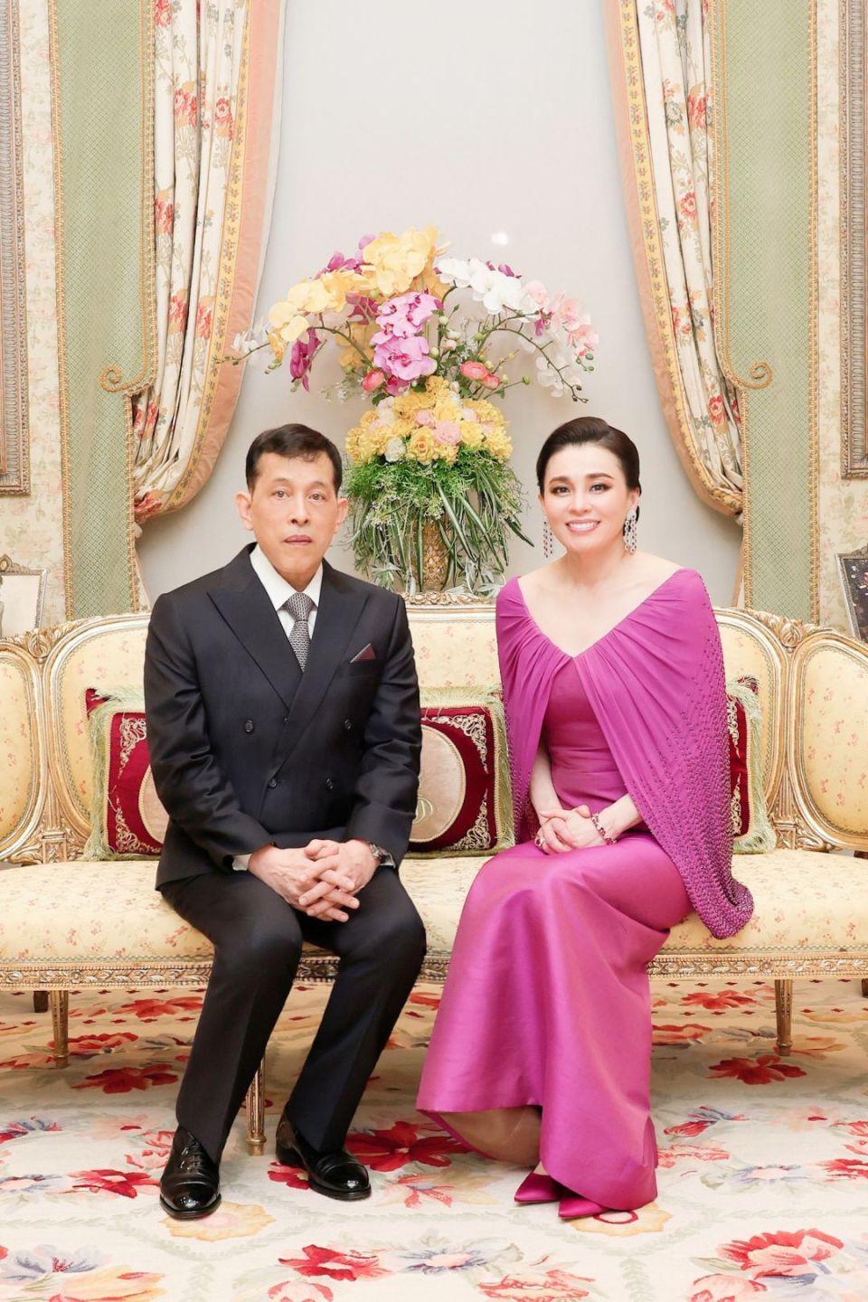 72岁泰王发布新年照，和45岁王后似同龄，苏提达秀天鹅颈白到发光_腾讯新闻