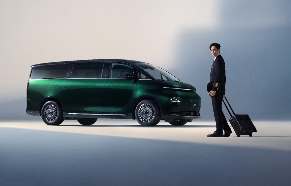 “全球唯一四排八座MPV”吉利银河翼真L380预售价33.99万元起_腾讯新闻