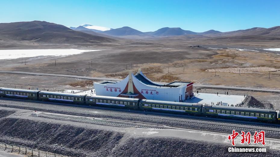 游客打卡世界海拔最高火车站_腾讯新闻