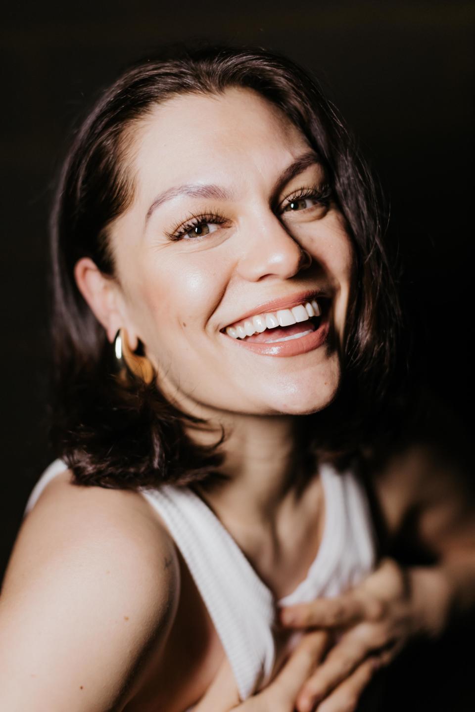 英国乐坛天后Jessie J：我与中国缘分很深_腾讯新闻