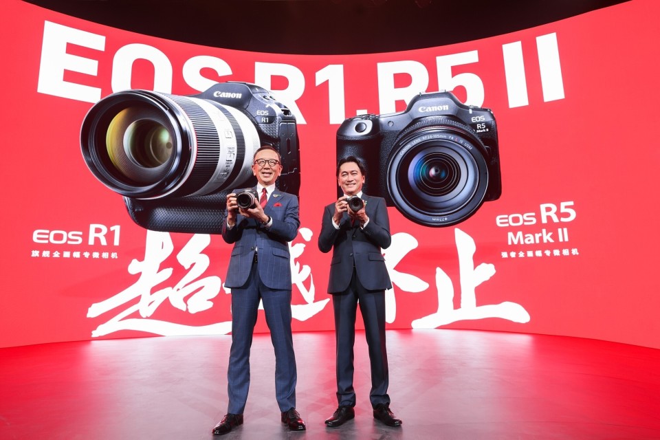 佳能高层专访：佳能EOS R1、R5 Mark II双雄发布_腾讯新闻